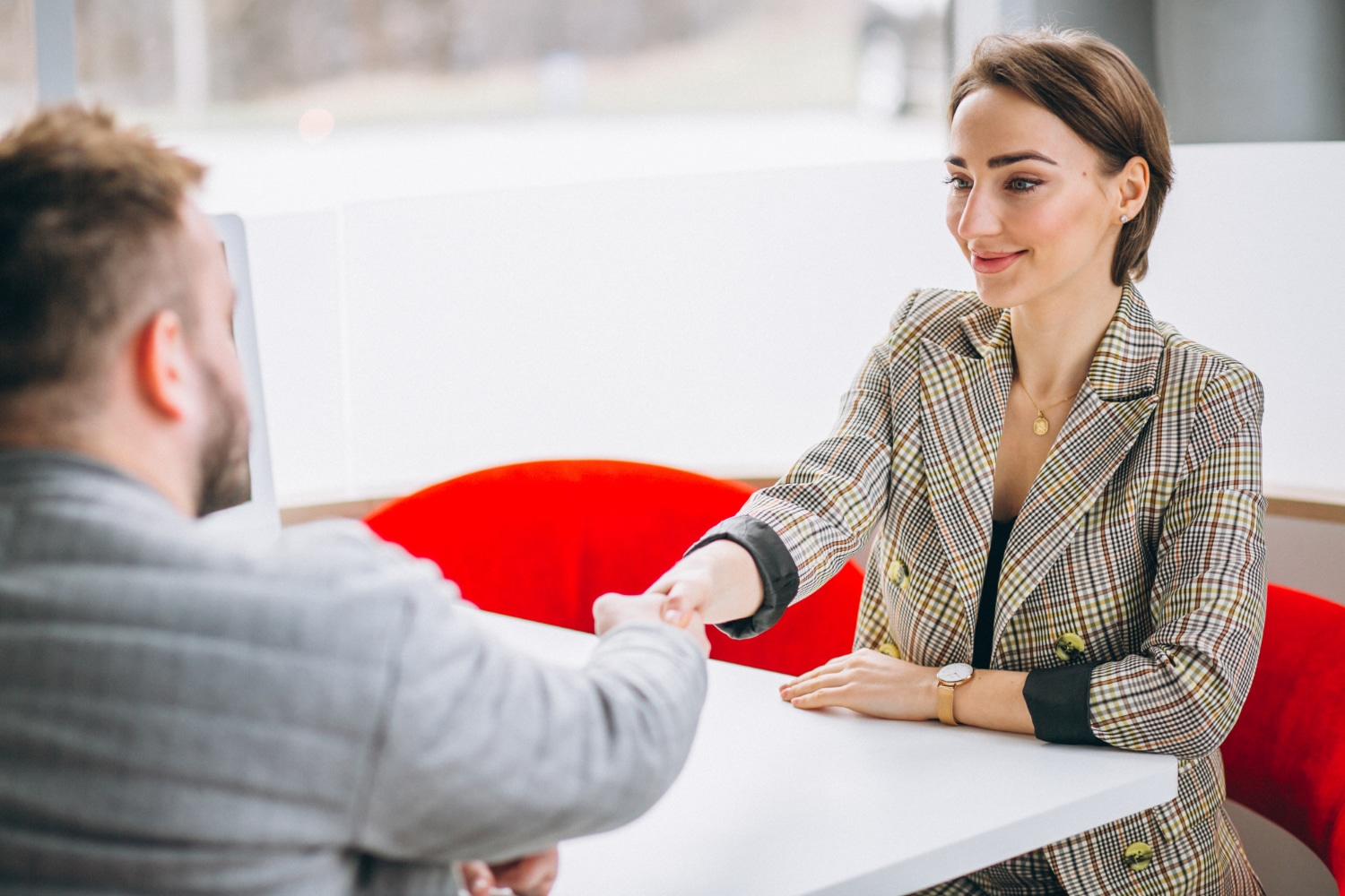 How to Introduce Yourself in an Interview: 11 Powerful Tips